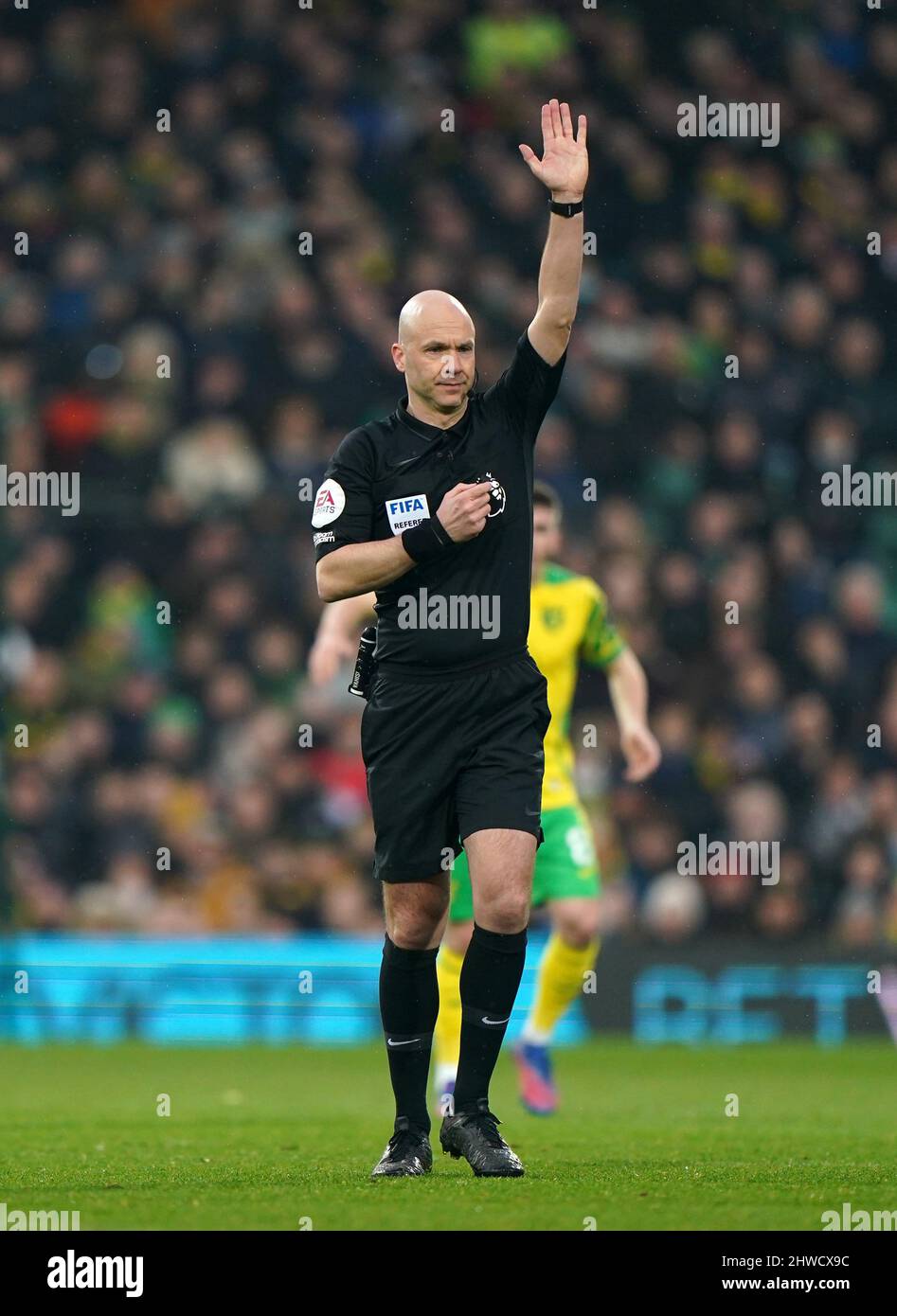 Referee signals for var hi-res stock photography and images - Alamy