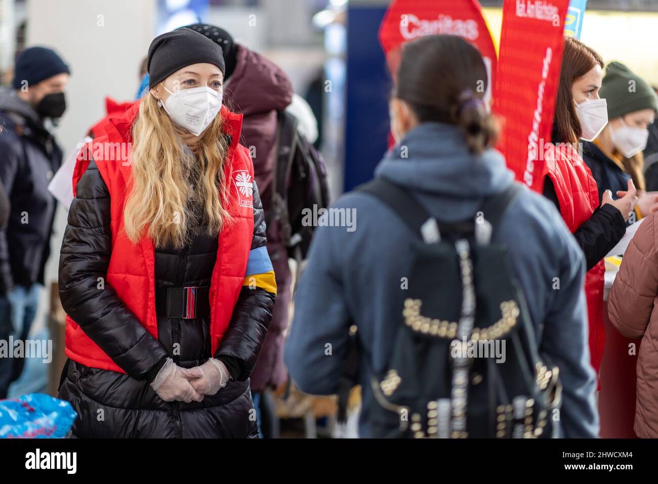 Munich, Germany. 05th Mar, 2022. A Caritas employee distributes food ...