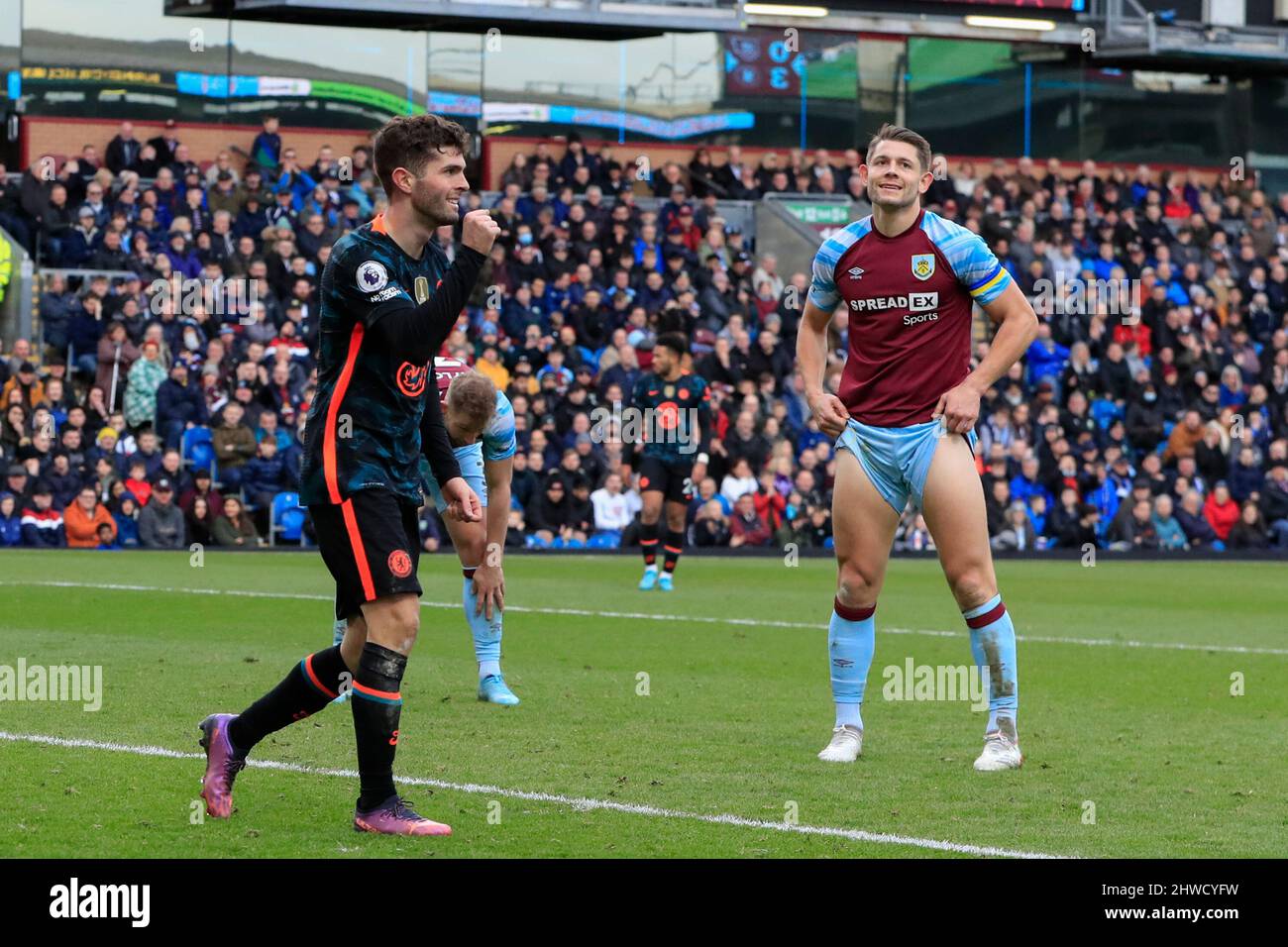 Christian Pulisic #10 of Chelsea celebrates scoring to make it 0-4 ...