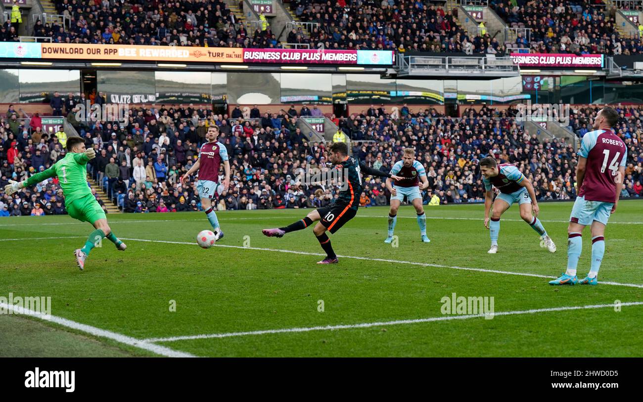 James tarkowski burnley goal hi-res stock photography and images - Alamy