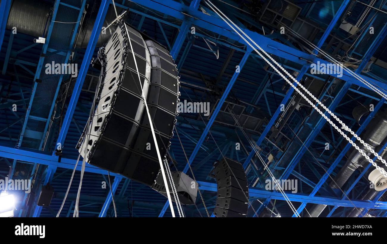Line array speakers hi-res stock photography and images - Alamy
