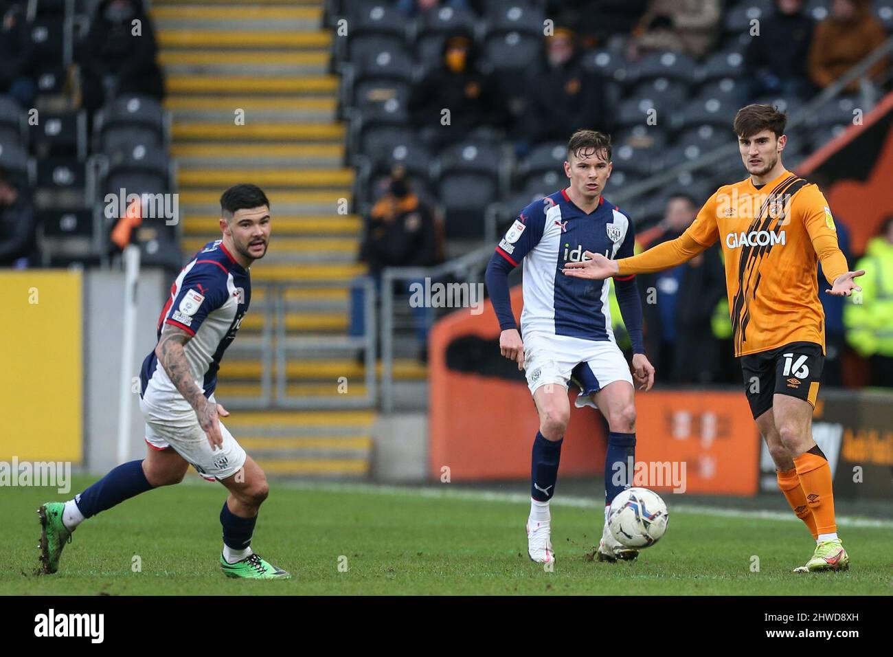 Ryan Longman #16 of Hull City looks for support from team mates Stock ...