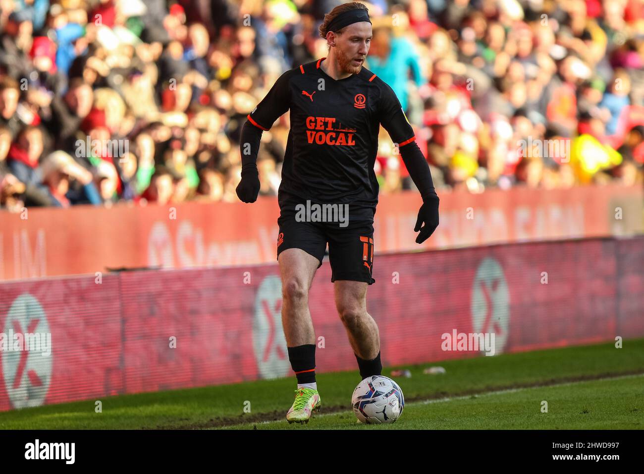 Josh Bowler #11 of Blackpool goes forward Stock Photo - Alamy
