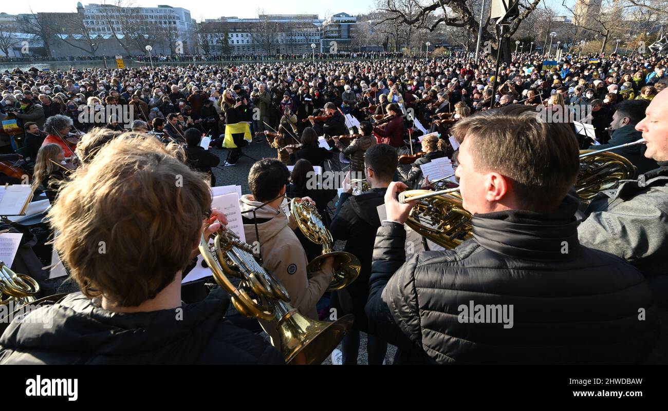 Participatory concert hi-res stock photography and images - Alamy