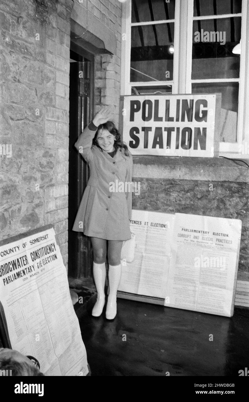 18 year old voting 1970s hi-res stock photography and images - Alamy