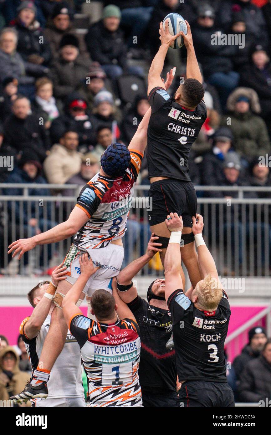 Andy Christie #6 of Saracens wins the line out Stock Photo - Alamy