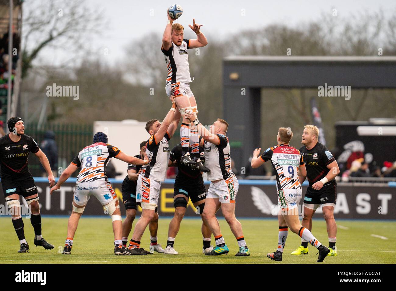 Ollie Chessum #6 of Leicester Tigers wins the line out Stock Photo - Alamy