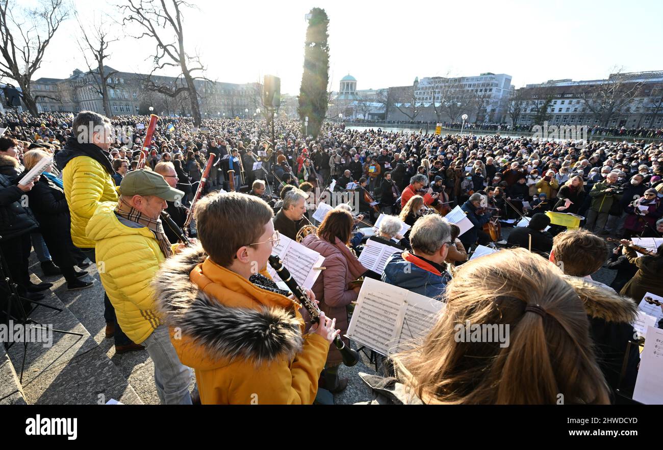 Stuttgart, Germany. 05th Mar, 2022. Musicians from the Stuttgart ...