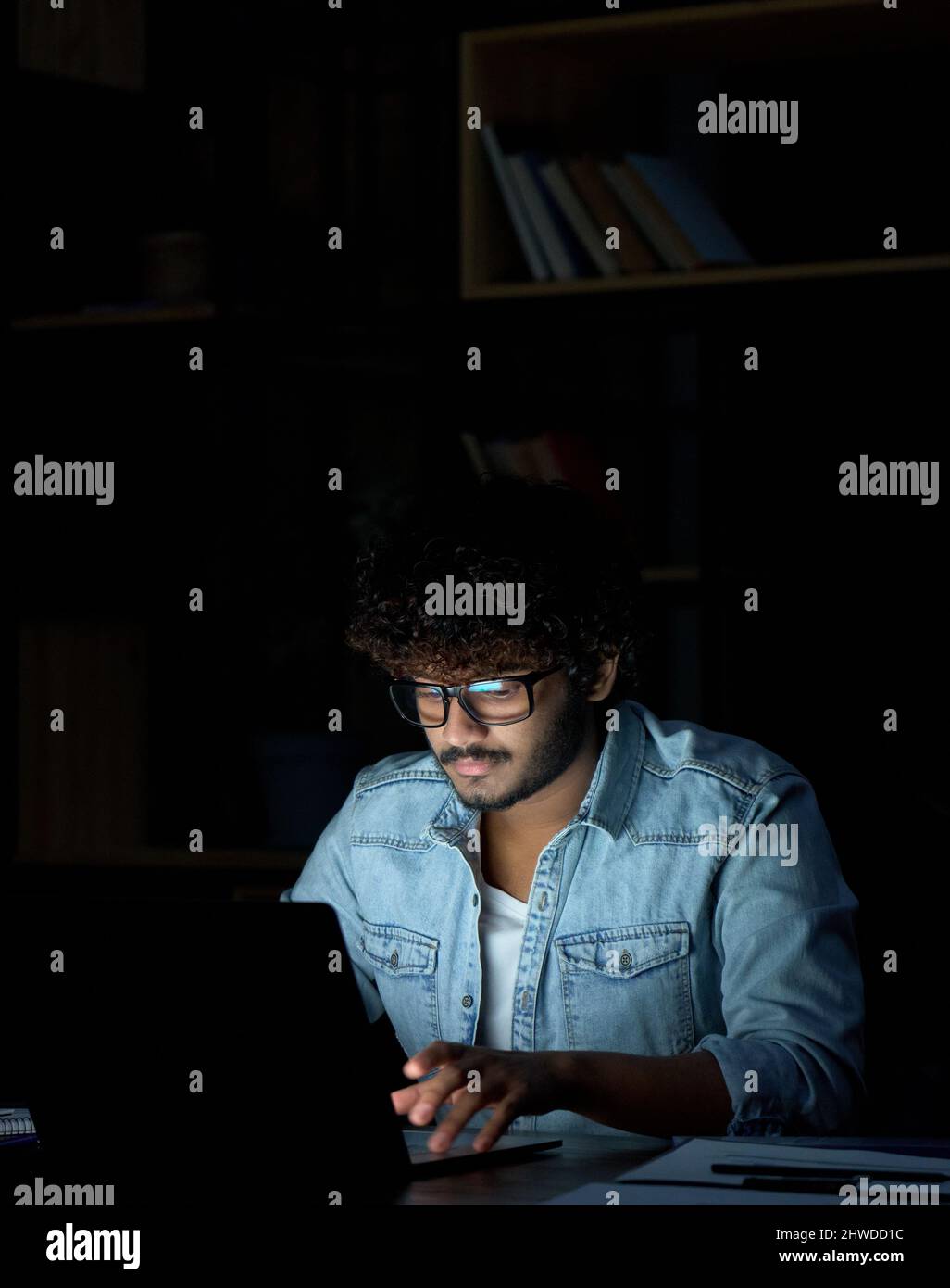 Person typing computer dark hi-res stock photography and images - Alamy