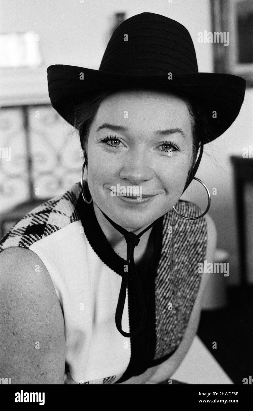 Actress Shirley MacLaine. 24th September 1970 Stock Photo - Alamy