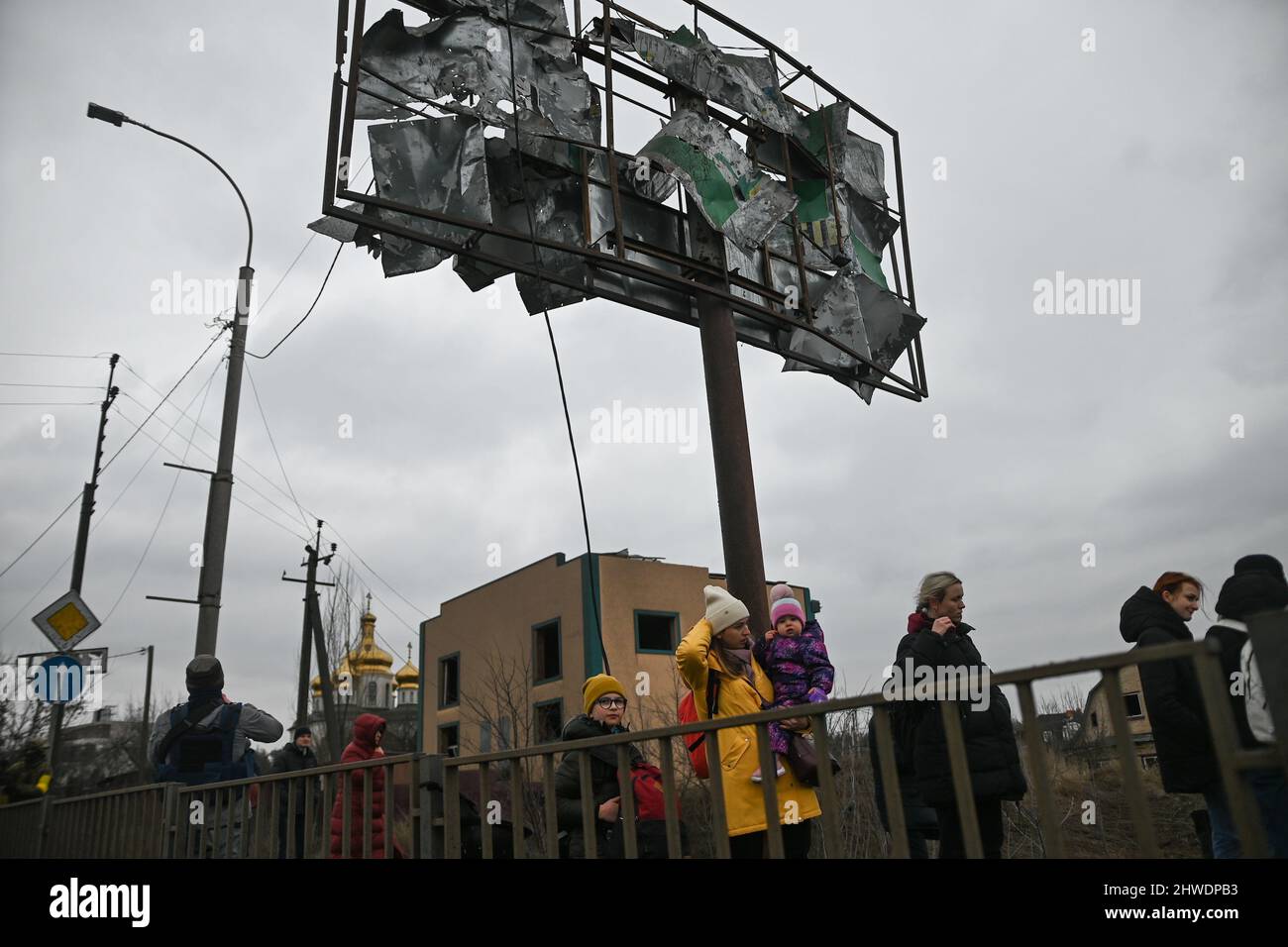 Refugees flee Irpin, and Ukrainian forces continue to fortify the city ...