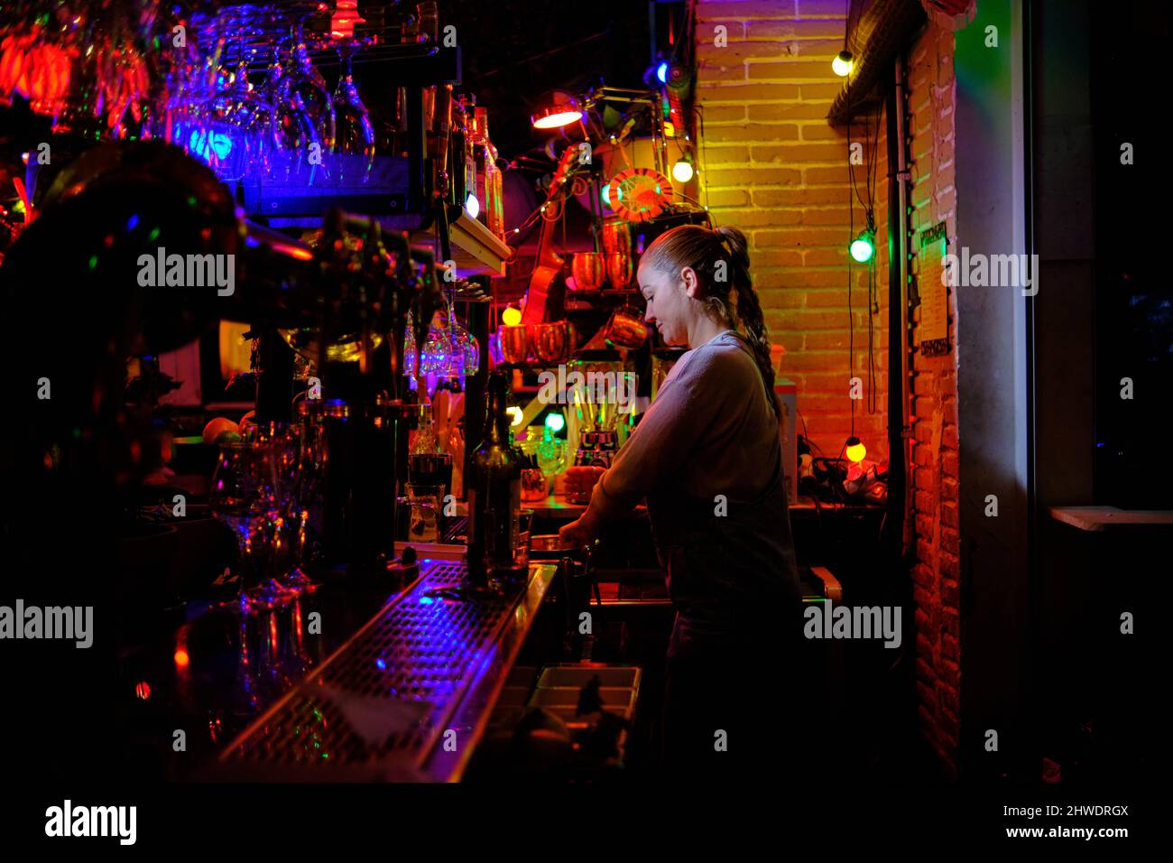 Pub bar counter hi-res stock photography and images - Alamy