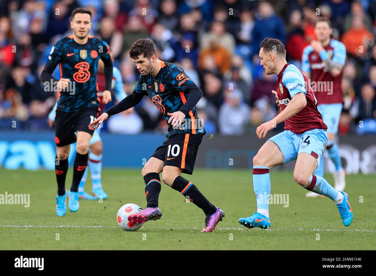 Christian Pulisic #10 of Chelsea controls the ball Stock Photo - Alamy