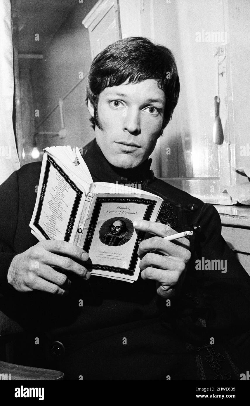 Richard chamberlain hamlet hi-res stock photography and images - Alamy