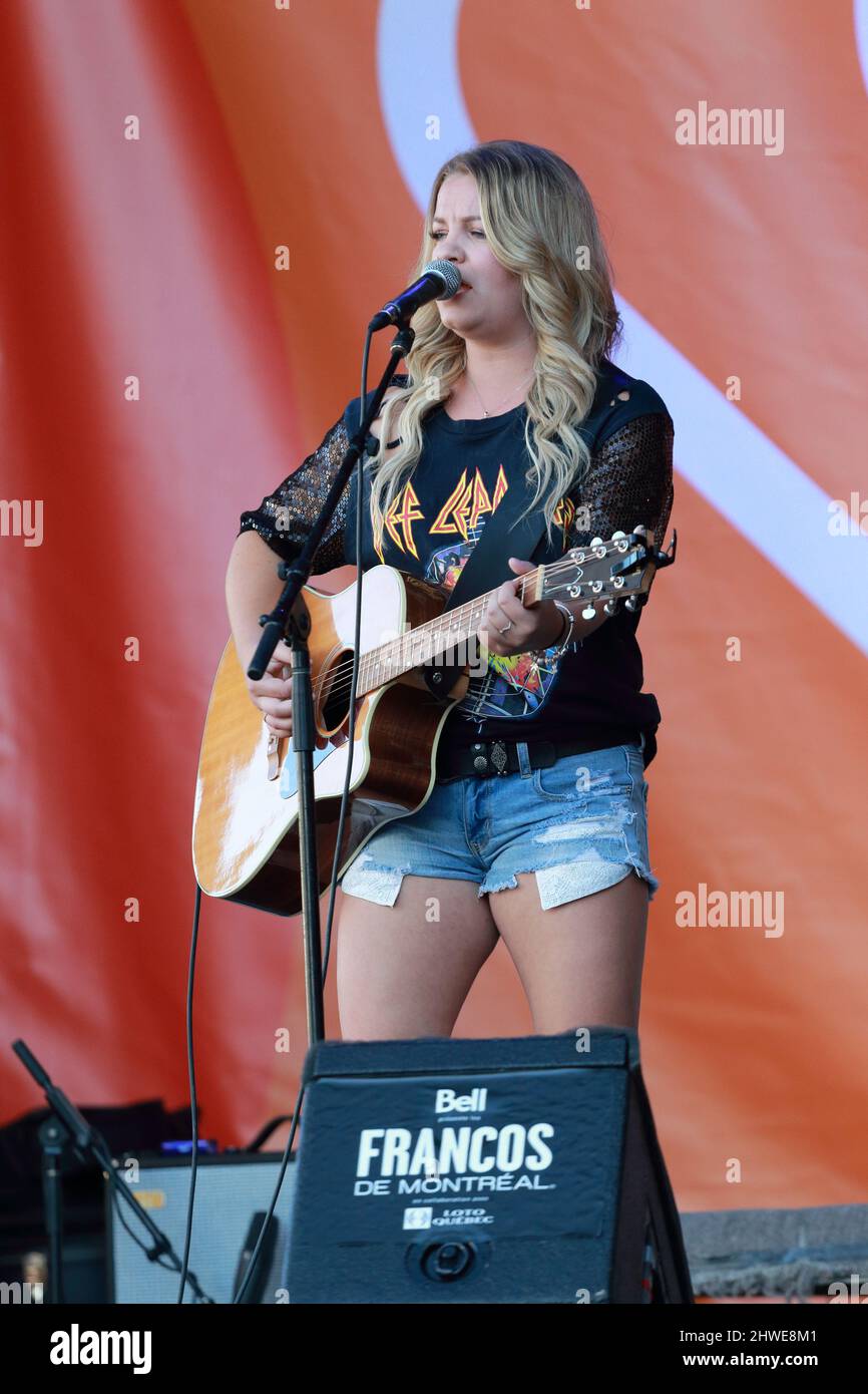 Female singer stage microphone hi-res stock photography and images - Alamy