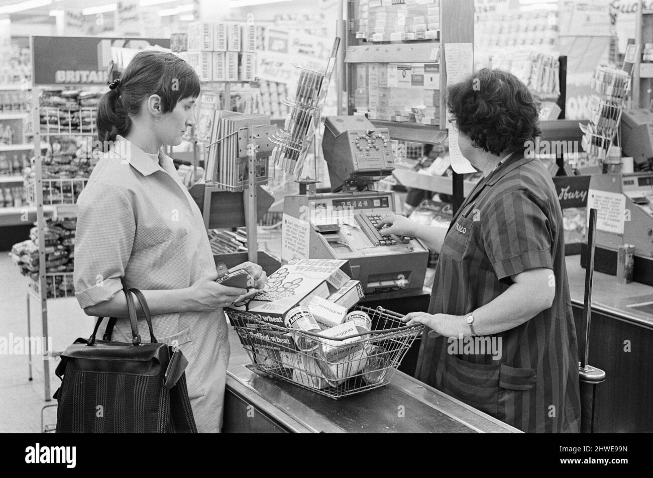 Supermarket cashier 1960s hi-res stock photography and images - Alamy
