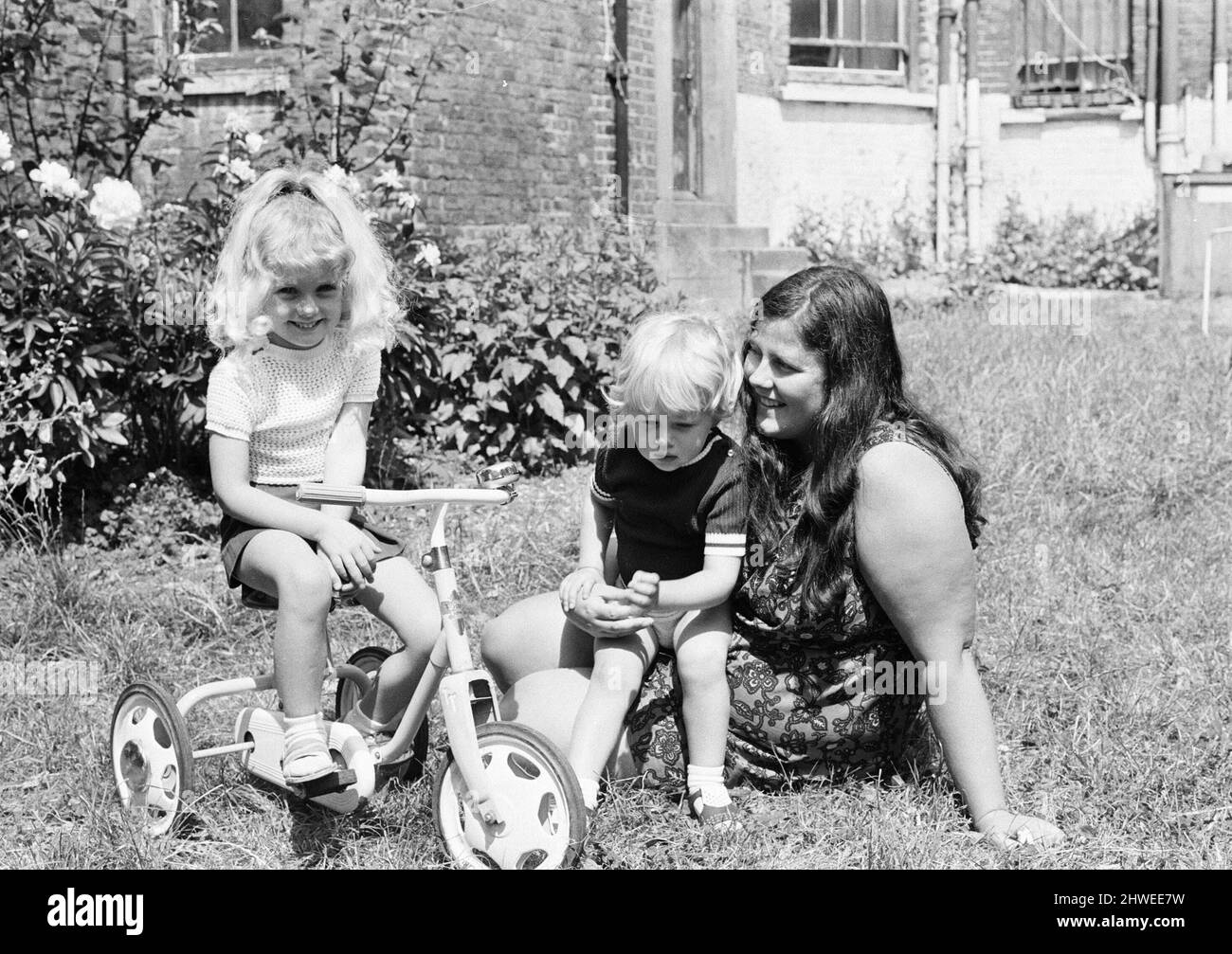 Stefan and Samantha Gates, Child models, pictured with their mother ...