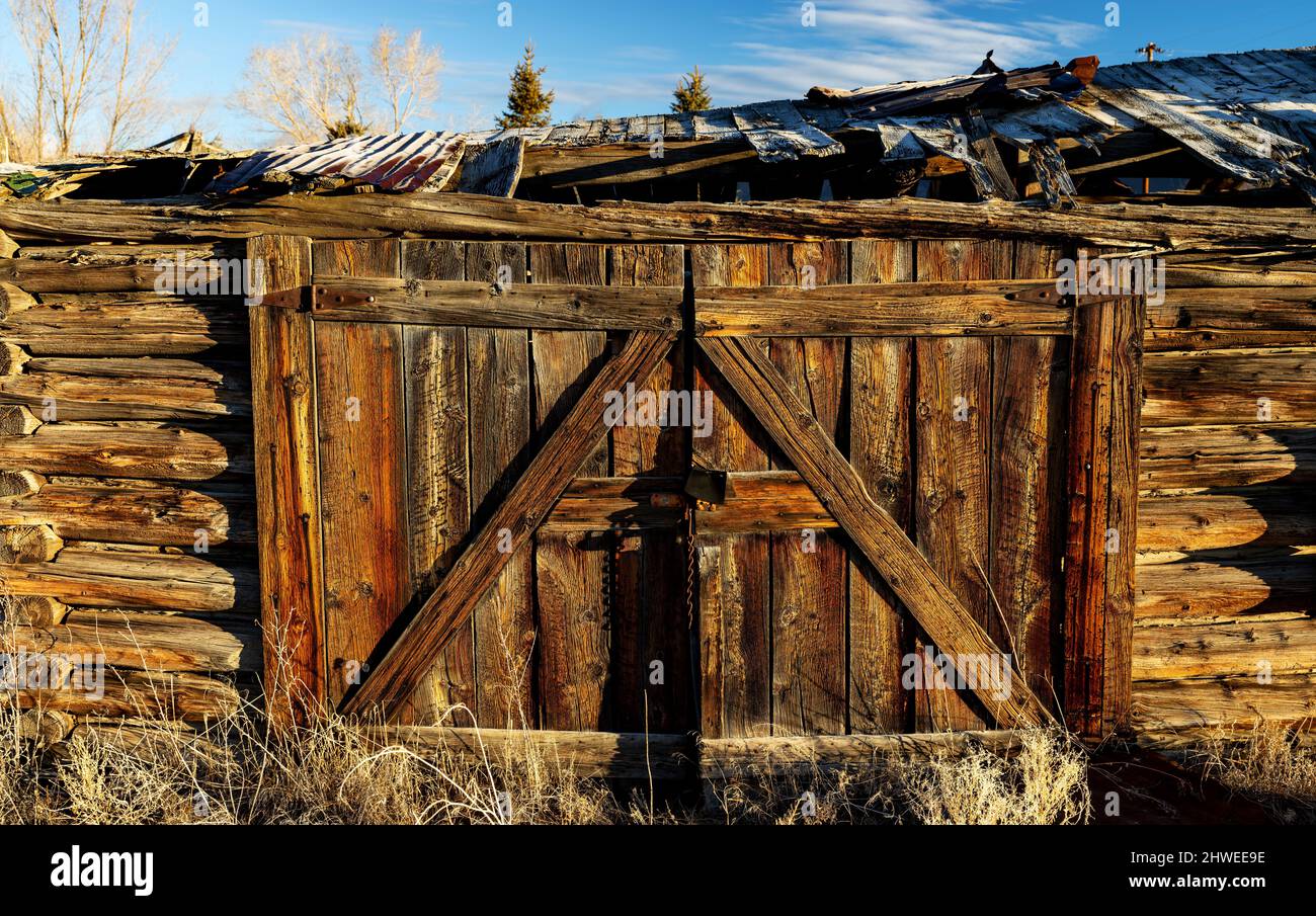 Weathered wood doors hi-res stock photography and images - Alamy