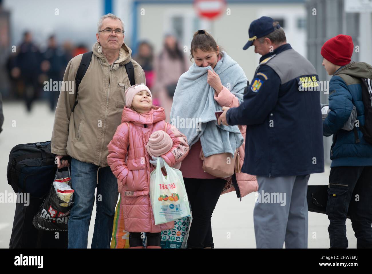 Isaccea, Romania. 05 March, 2022. Refugee Ukrainians walk from Ukraine ...