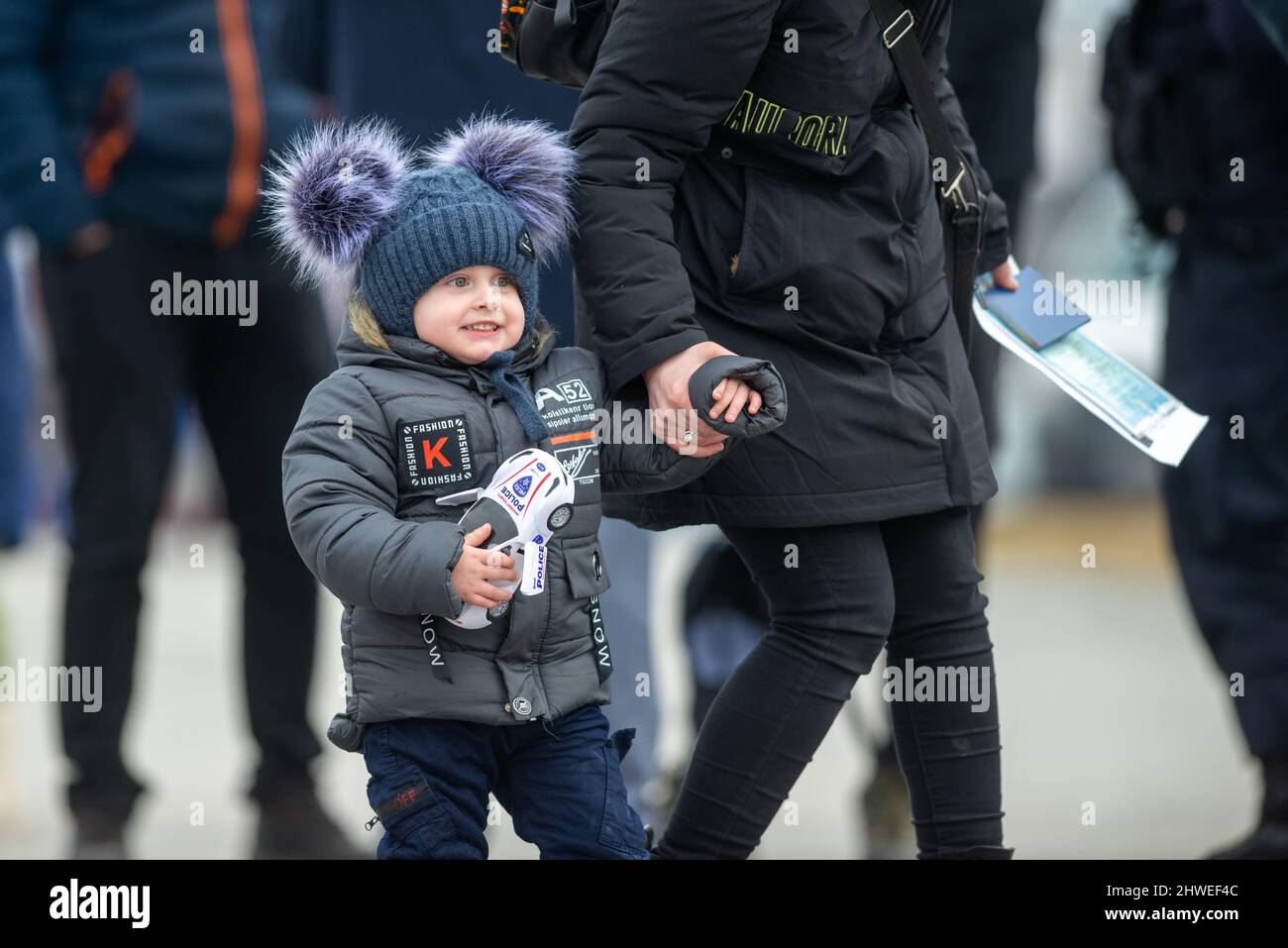Isaccea, Romania. 05 March, 2022. Refugee Ukrainians walk from Ukraine ...