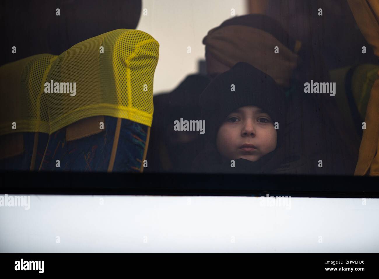Isaccea, Romania. 05 March, 2022. Refugee Ukrainians walk from Ukraine ...