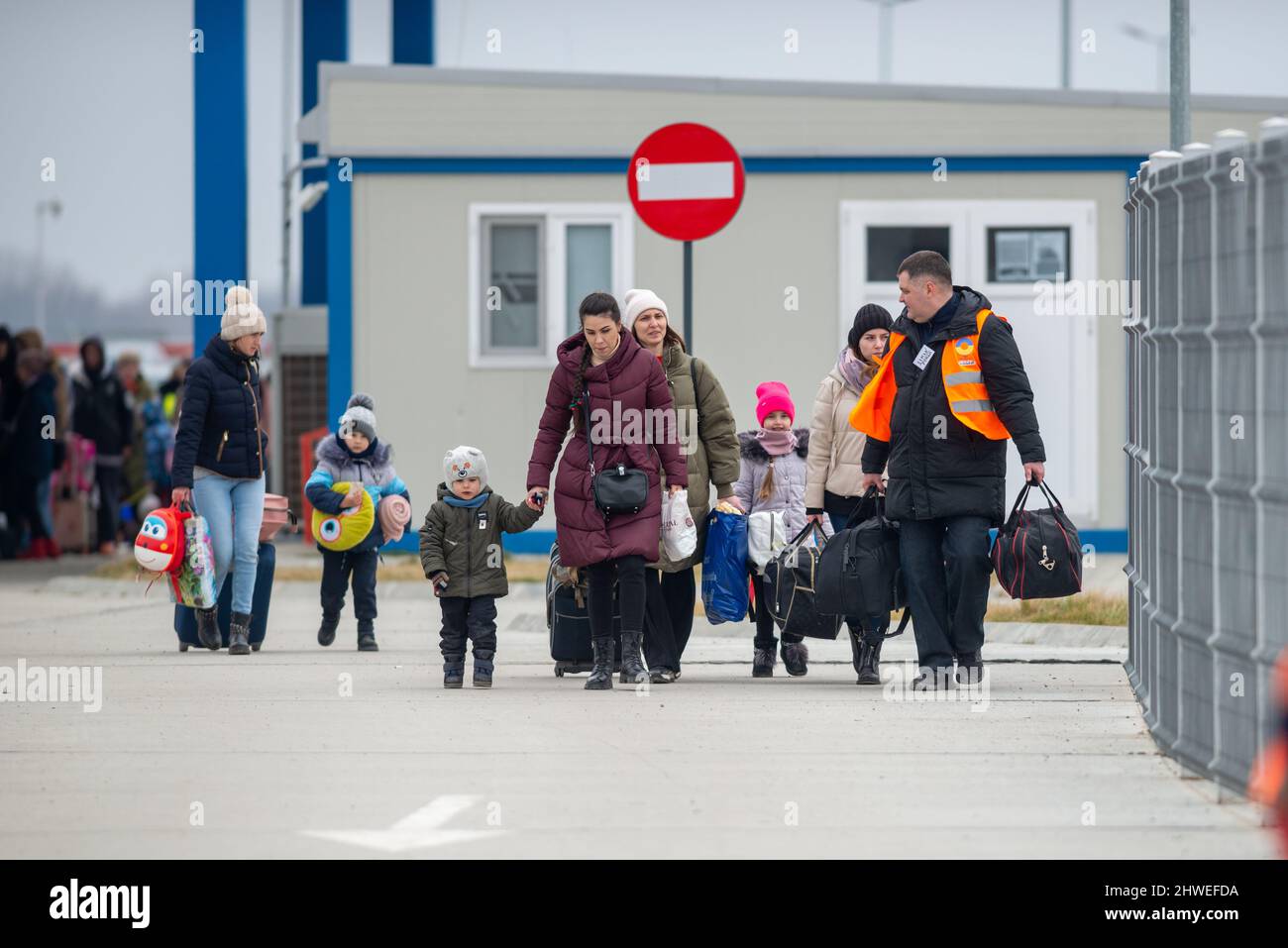 Isaccea, Romania. 05 March, 2022. Refugee Ukrainians walk from Ukraine ...