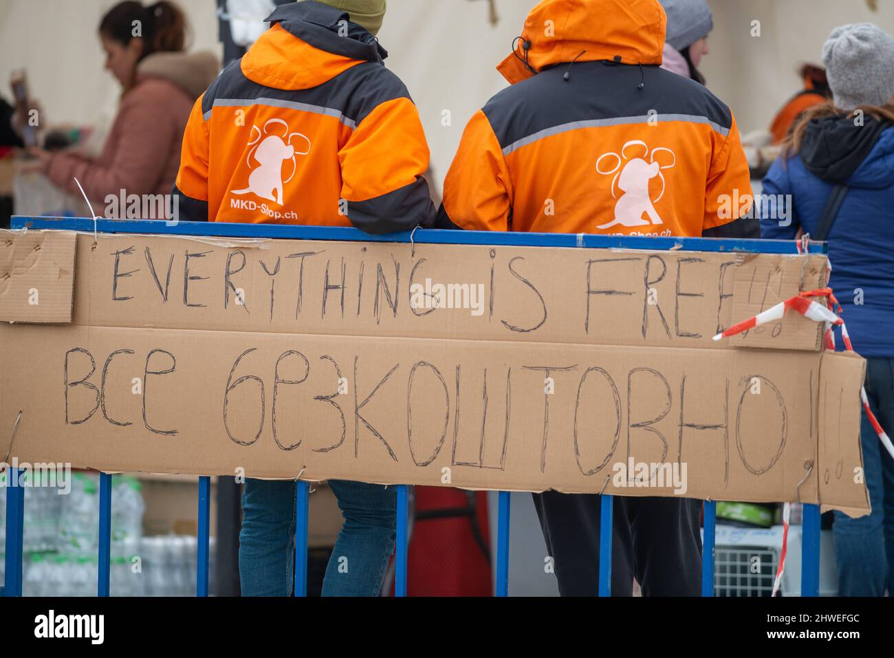 Isaccea, Romania. 05 March, 2022. Refugee Ukrainians walk from Ukraine ...