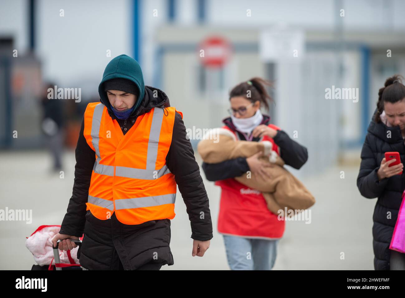 Isaccea, Romania. 05 March, 2022. Refugee Ukrainians walk from Ukraine ...