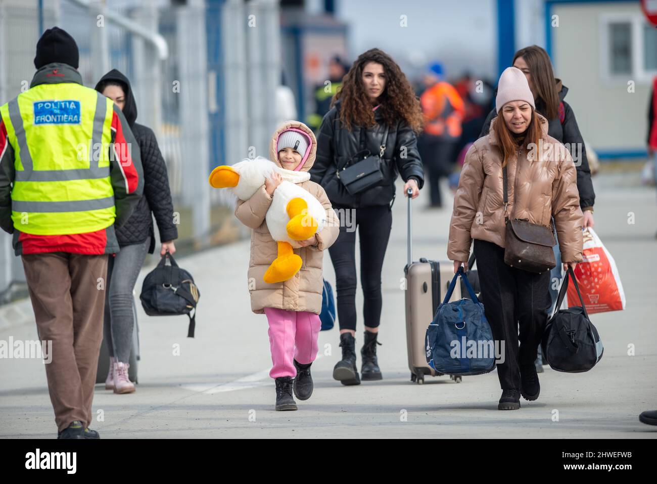 Isaccea, Romania. 05 March, 2022. Refugee Ukrainians walk from Ukraine ...