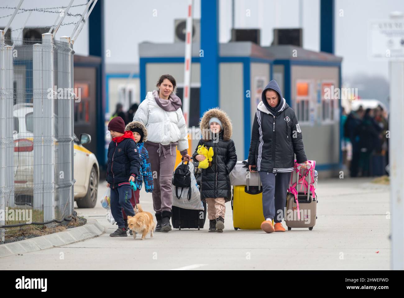 Isaccea, Romania. 05 March, 2022. Refugee Ukrainians walk from Ukraine ...