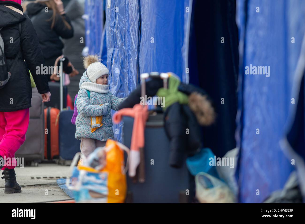 Isaccea, Romania. 05 March, 2022. Refugee Ukrainians walk from Ukraine ...