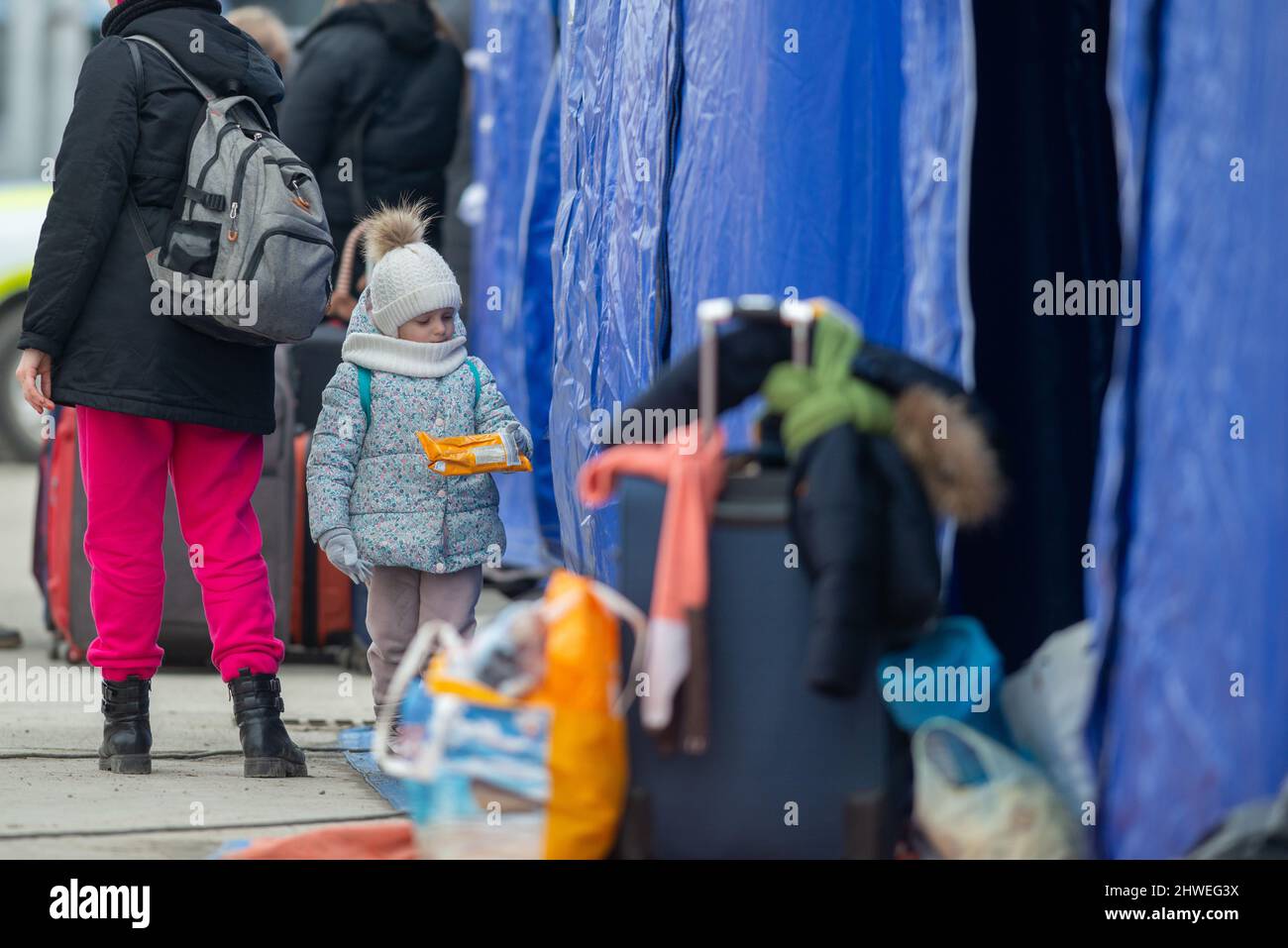 Isaccea, Romania. 05 March, 2022. Refugee Ukrainians walk from Ukraine ...