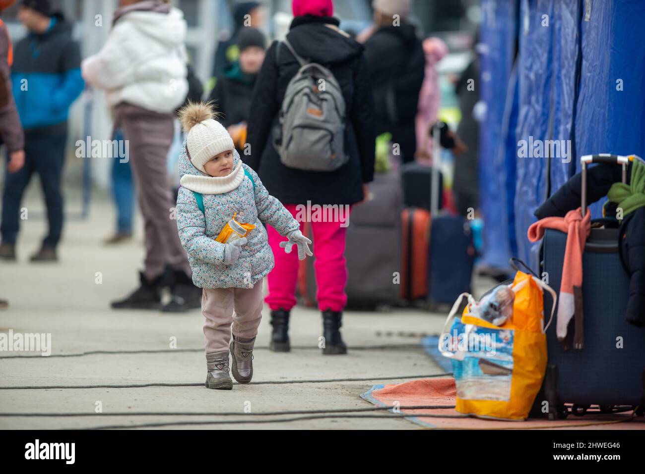 Isaccea, Romania. 05 March, 2022. Refugee Ukrainians walk from Ukraine ...