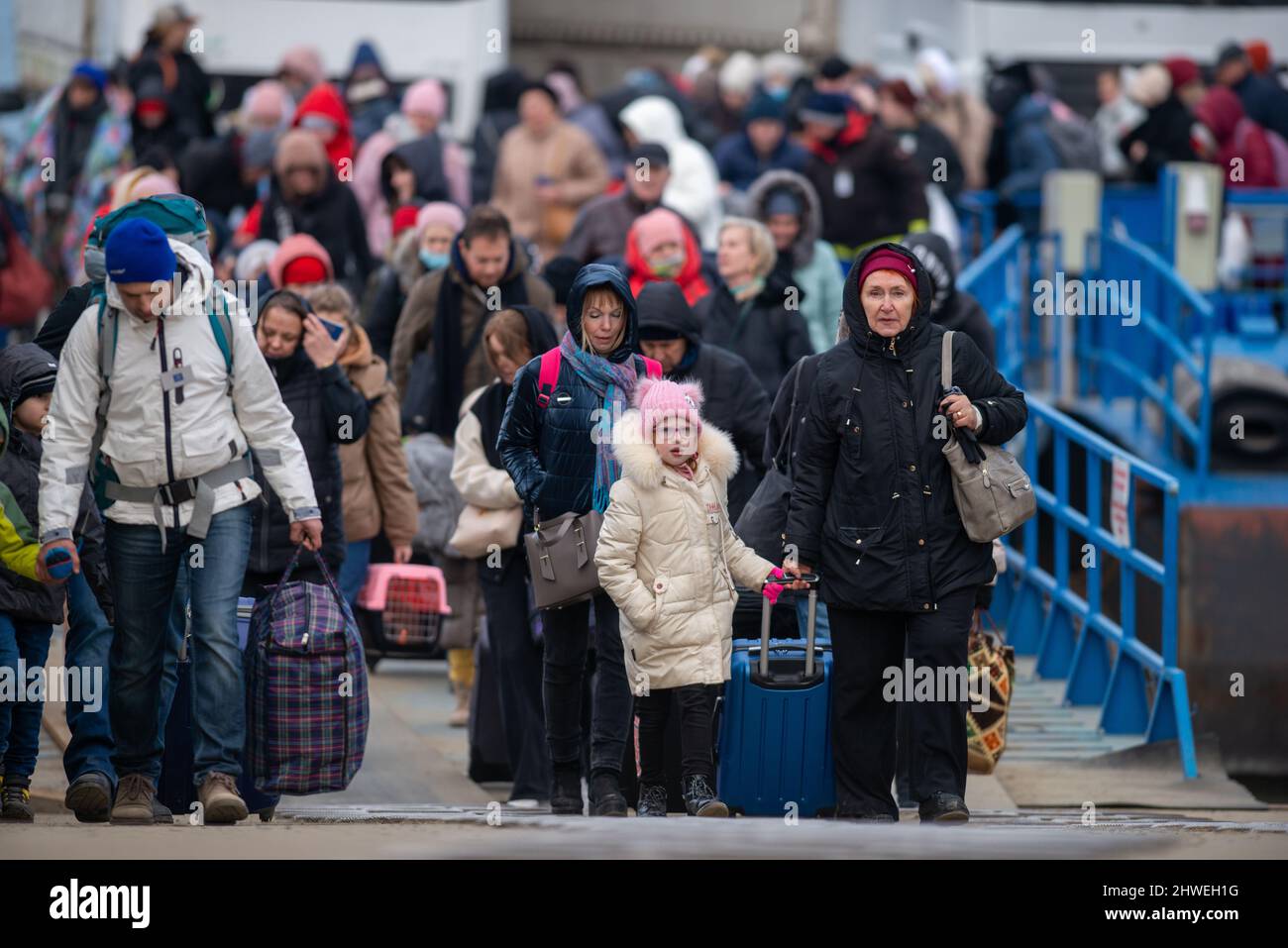 Isaccea, Romania. 05 March, 2022. Refugee Ukrainians walk from Ukraine ...