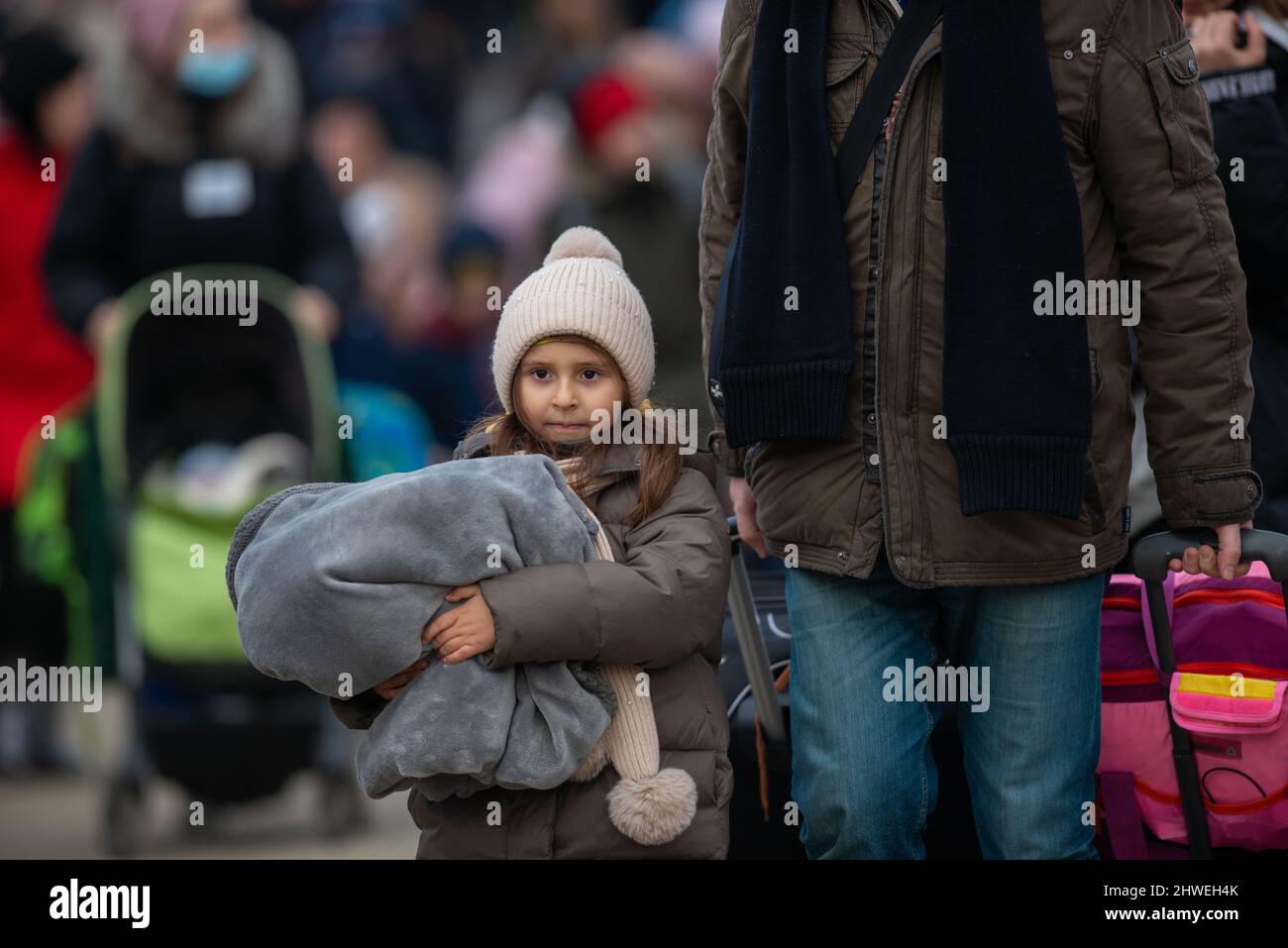 Isaccea, Romania. 05 March, 2022. Refugee Ukrainians walk from Ukraine ...
