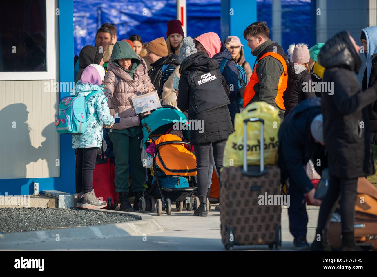 Isaccea, Romania. 05 March, 2022. Refugee Ukrainians walk from Ukraine ...