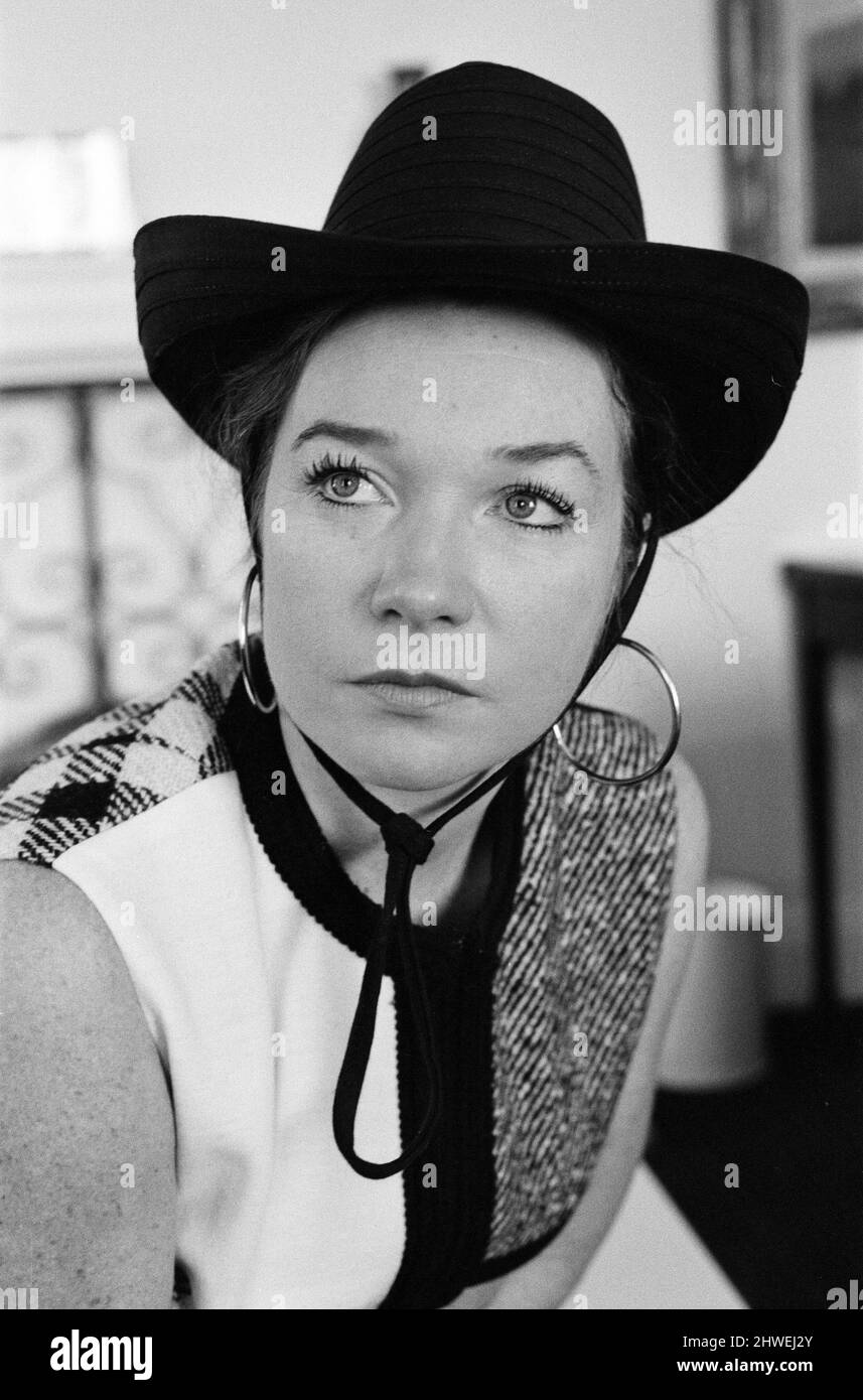 Actress Shirley MacLaine. 24th September 1970 Stock Photo - Alamy