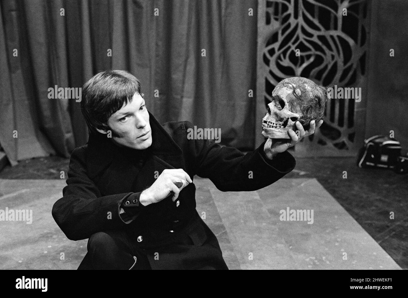 Actor Richard Chamberlain who is playing Hamlet at the Birmingham ...