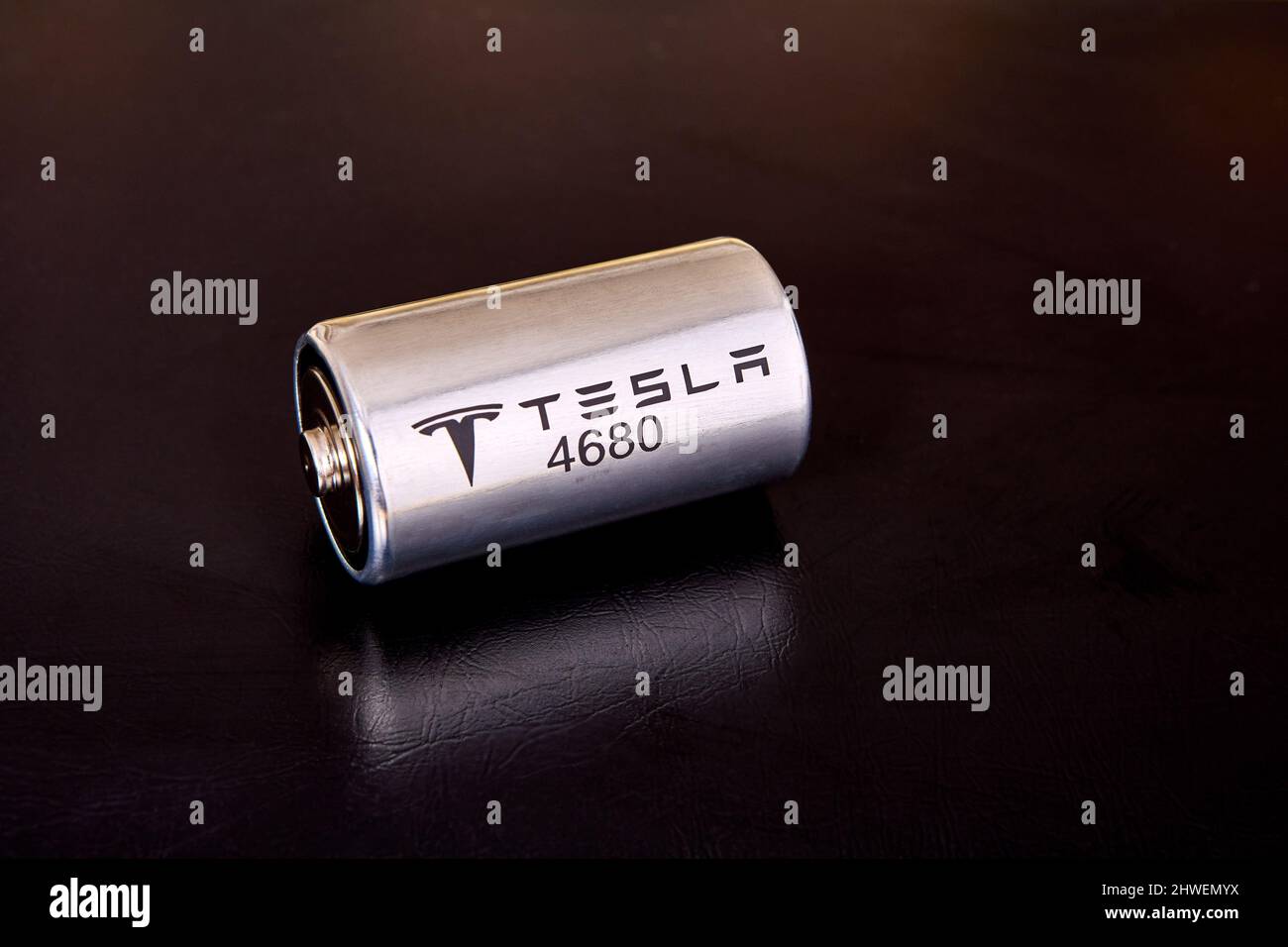 Tesla 4680 cells hi-res stock photography and images - Alamy