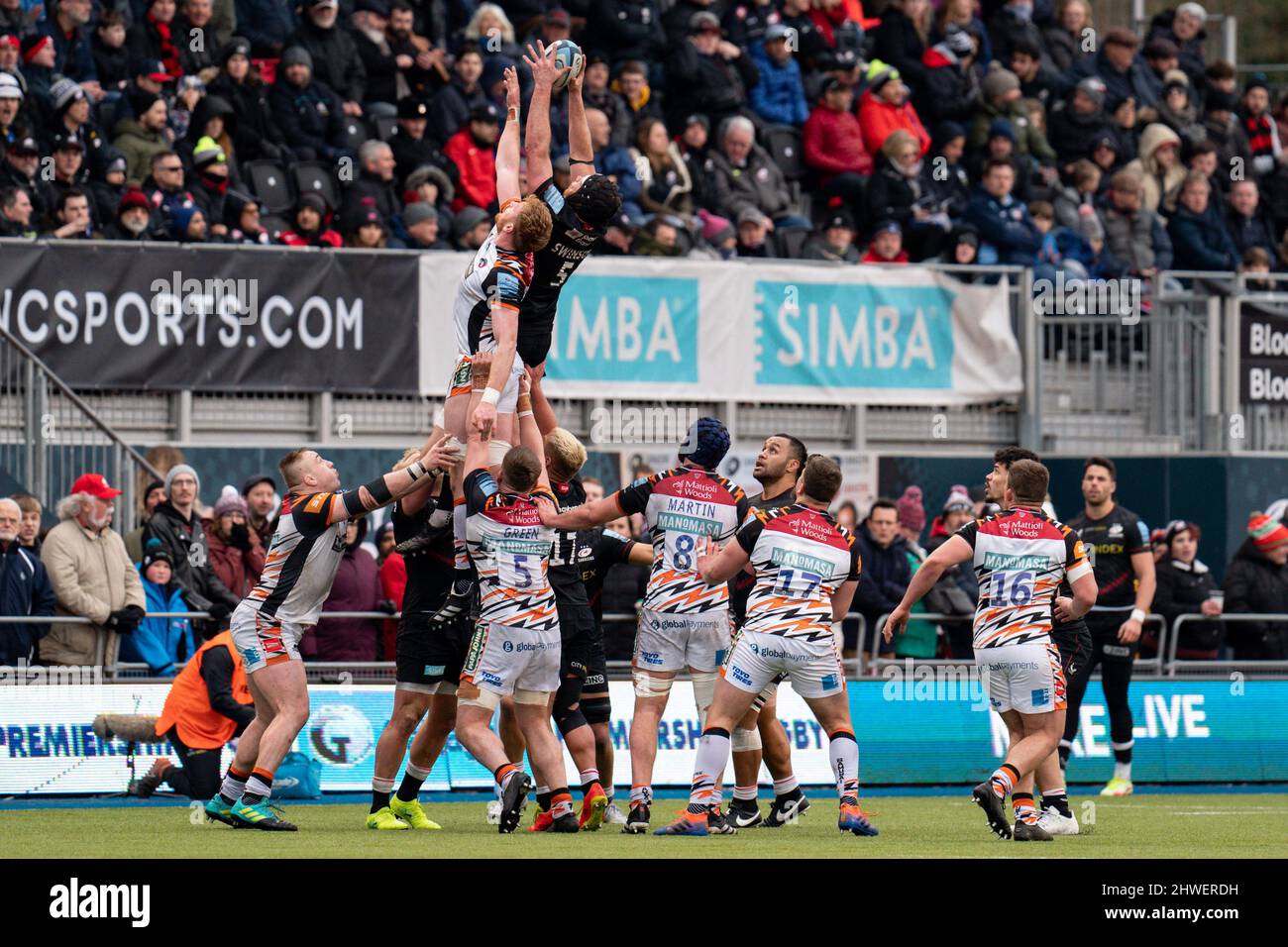 Tim Swinson #5 of Saracens wins the line out Stock Photo - Alamy