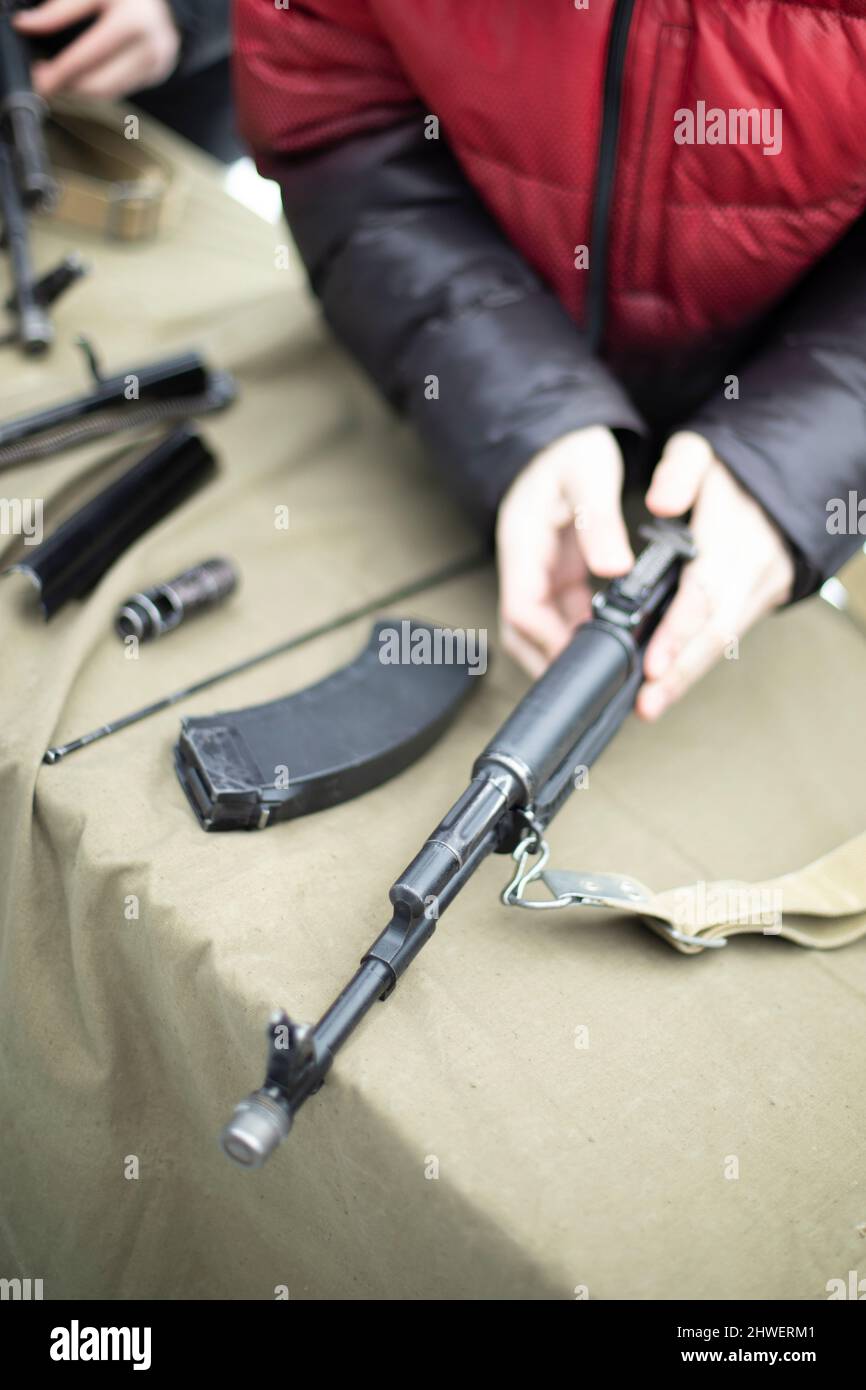 Military training in Russia. Assembly of machine. Lesson in military ...