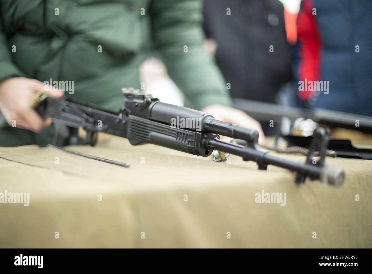 Russian weapons. Schoolchildren are preparing for war. Details of ...