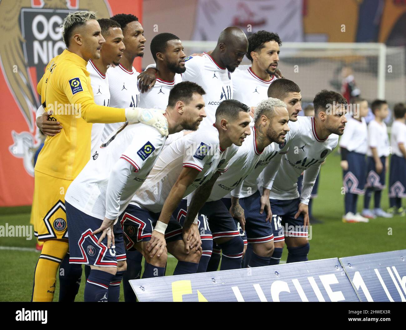 Team PSG poses before the French championship Ligue 1 football match ...
