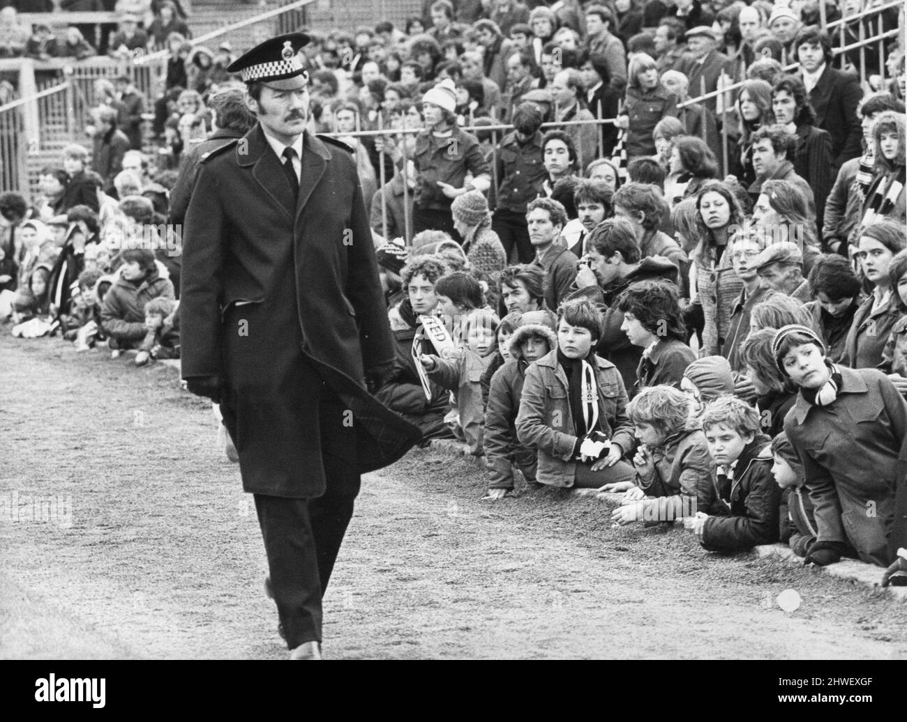 Football stadium fans touchline hi-res stock photography and images - Alamy