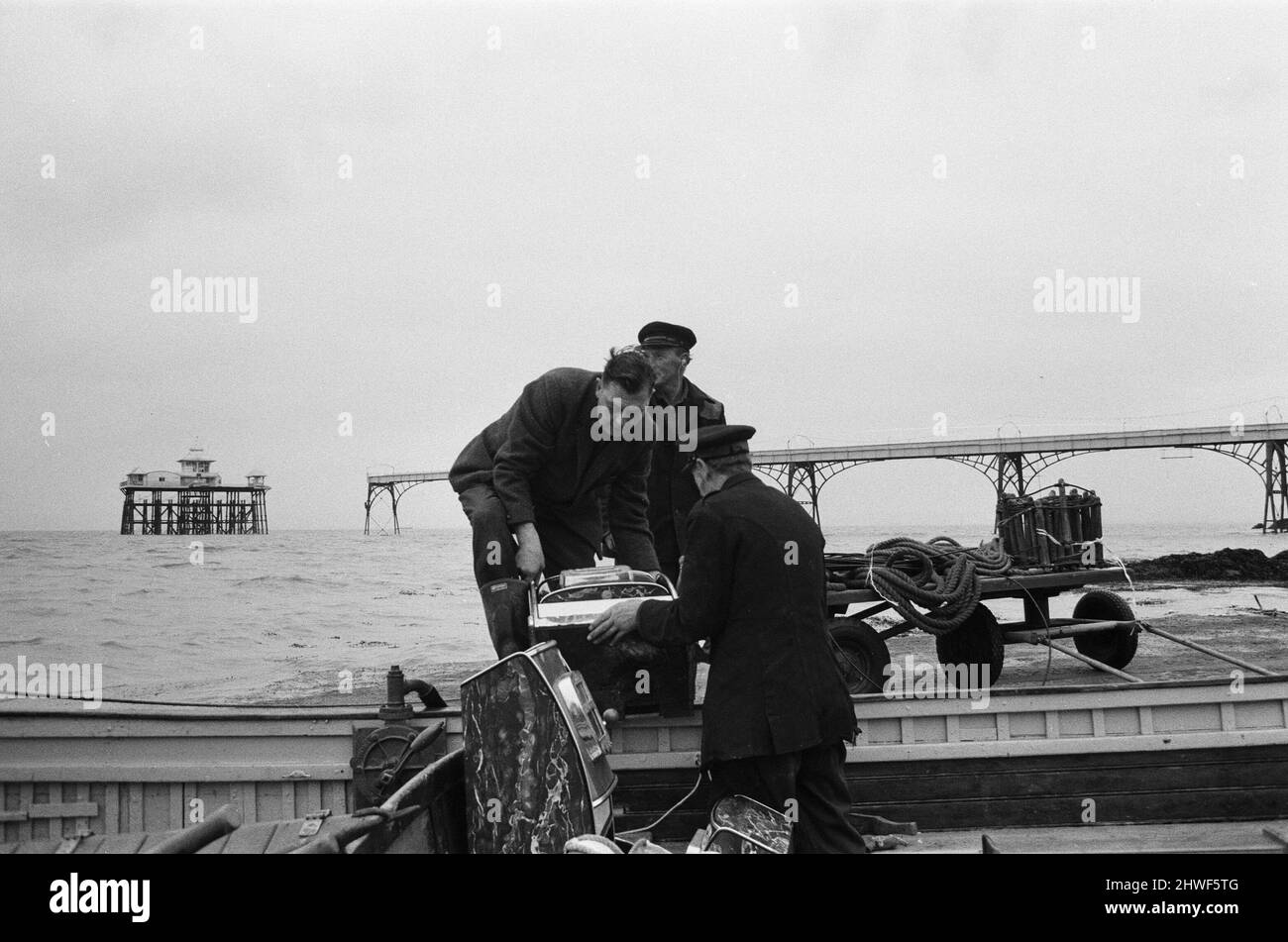 Clevedon pier 1970 hi-res stock photography and images - Alamy
