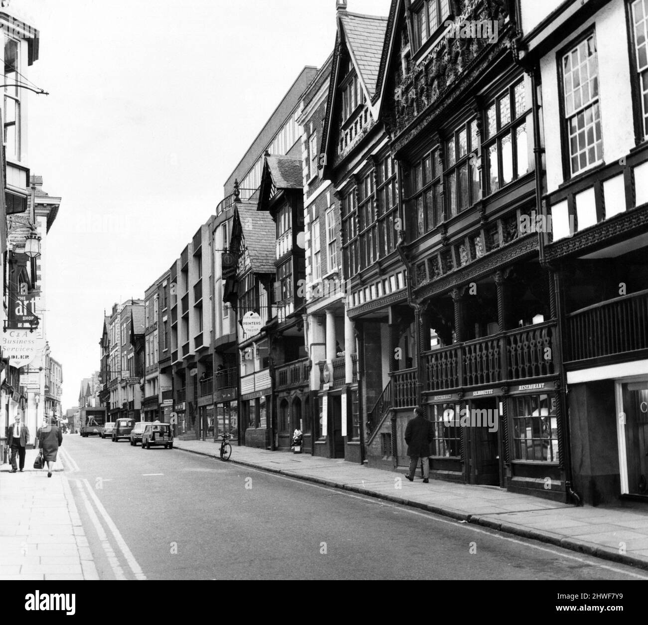 Street scene in Chester, Cheshire. The advantage of 'bridging the gaps ...