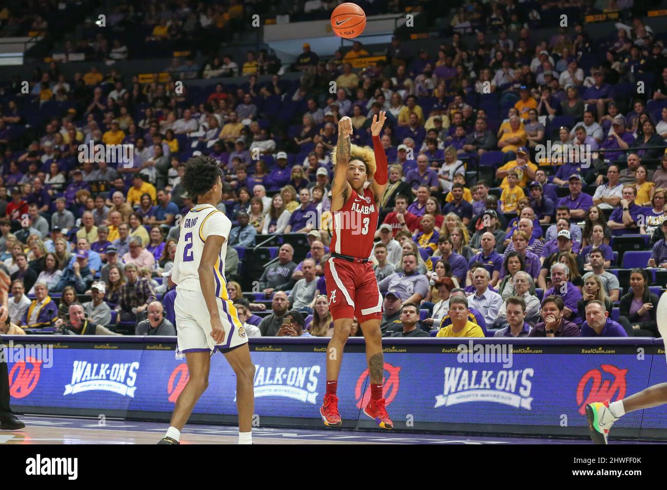 Baton Rouge, LA, USA. 5th Mar, 2022. Alabama's JD Davison (3) puts up a ...