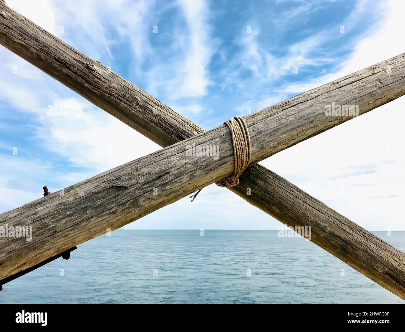 Wood logs tied rope hi-res stock photography and images - Alamy
