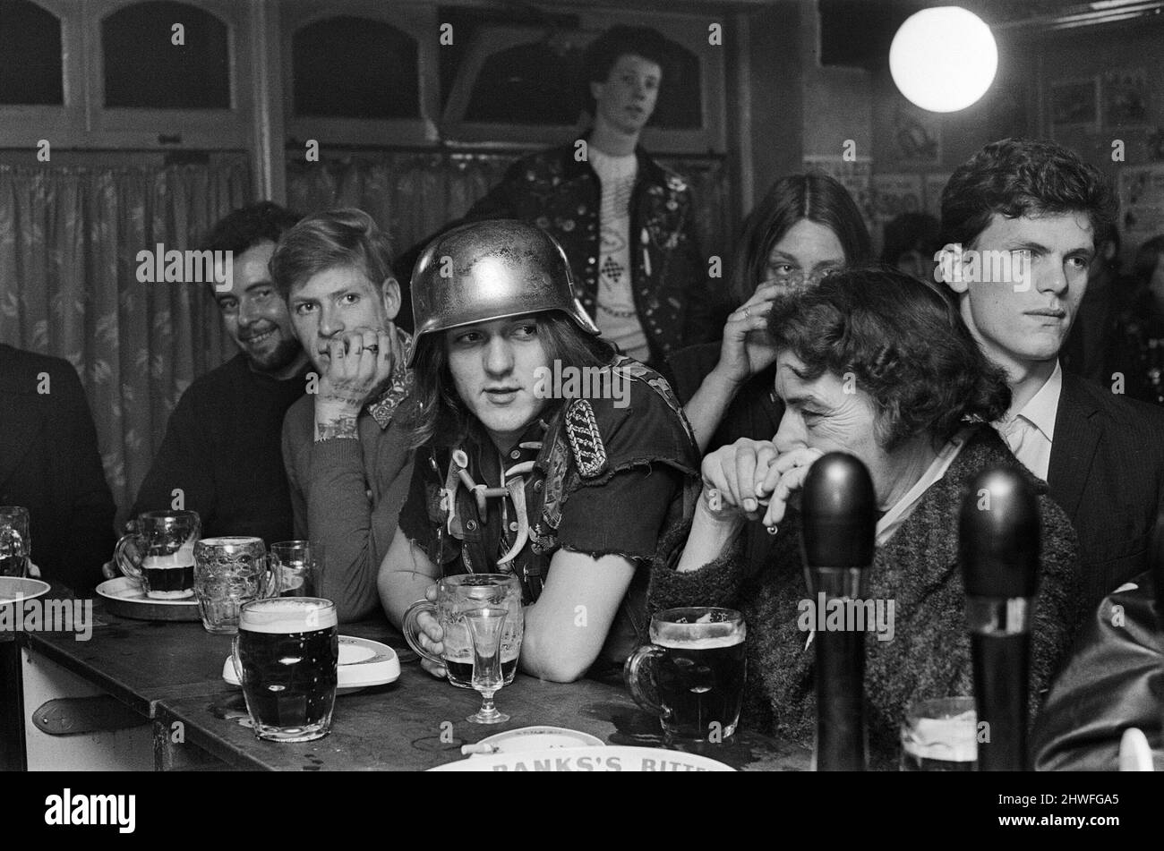 The Oddfellows Arms, Oldbury. "Hassa" Harrison and friends watching the ...