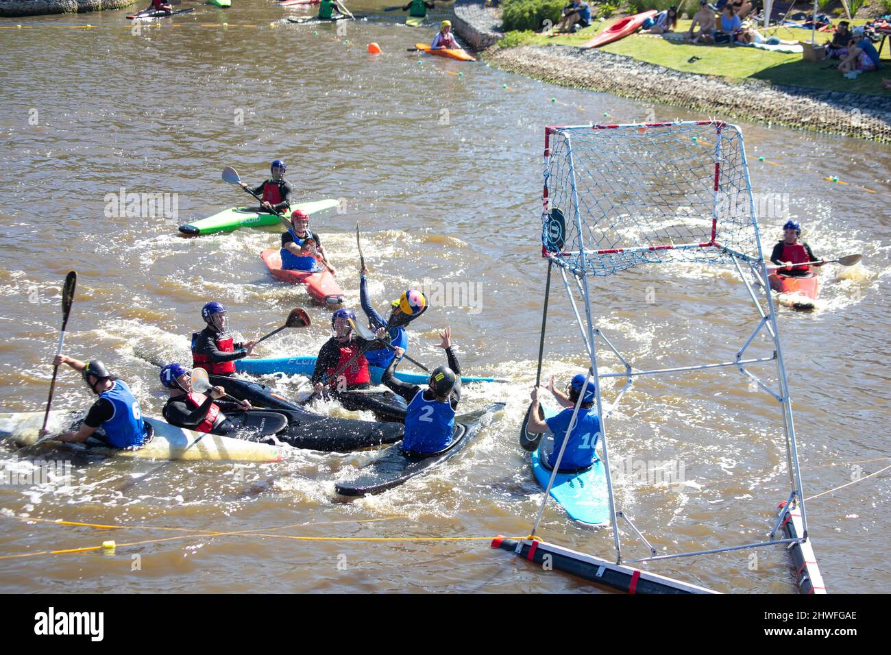 (220306) -- CAPE TOWN, March 6 (Xinhua) -- Paddlers compete in a canoe ...